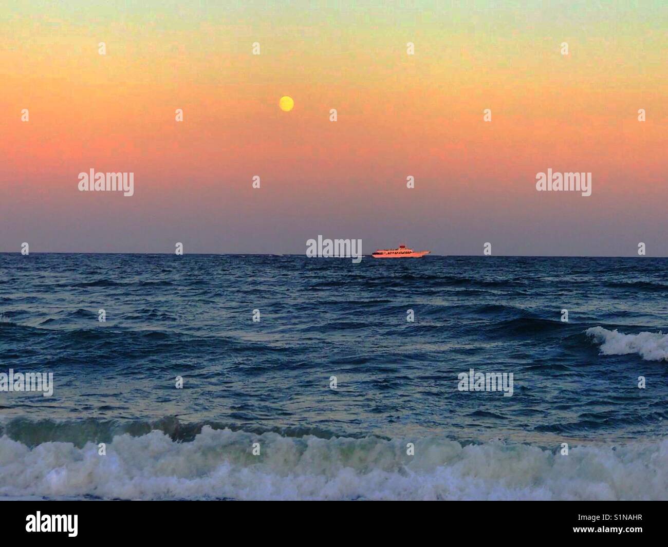 Ocean rise hi-res stock photography and images - Alamy