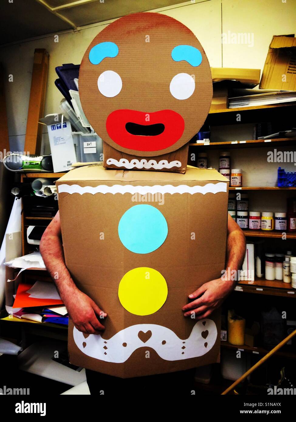 Man dressed as happy smiley box man Stock Photo - Alamy