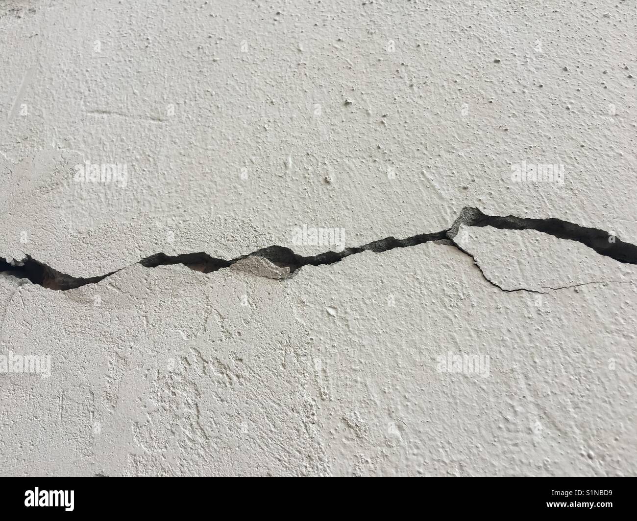 Building crack hi-res stock photography and images - Alamy