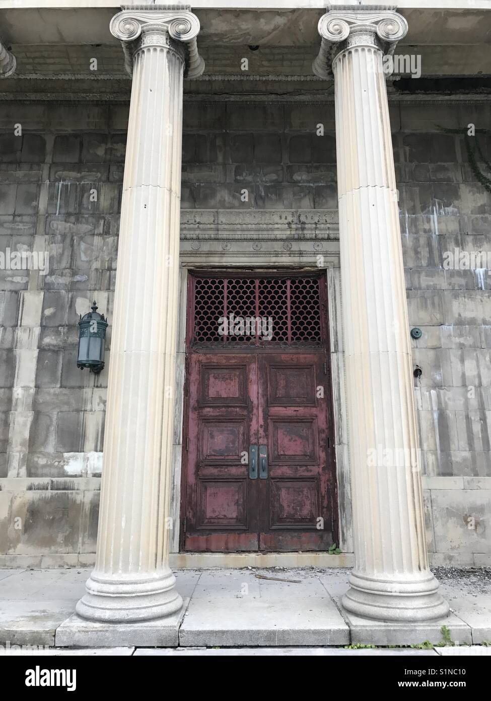 Imposing columns hi-res stock photography and images - Alamy