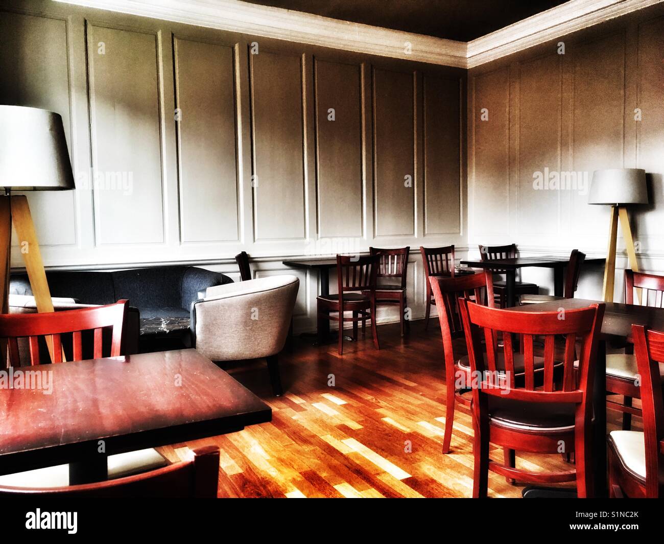 Empty coffee shop Stock Photo - Alamy