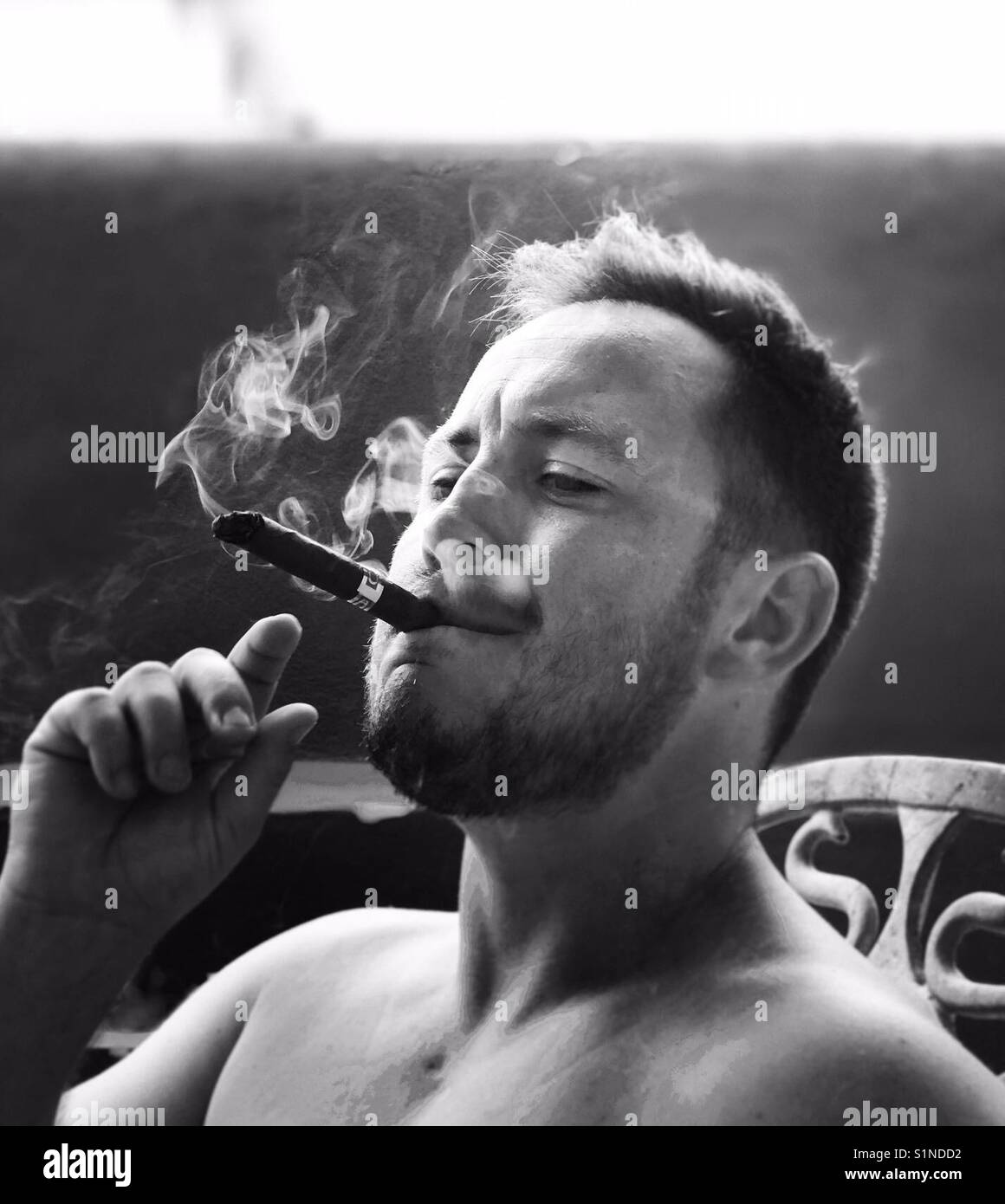 Cigar black and white hi-res stock photography and images - Alamy