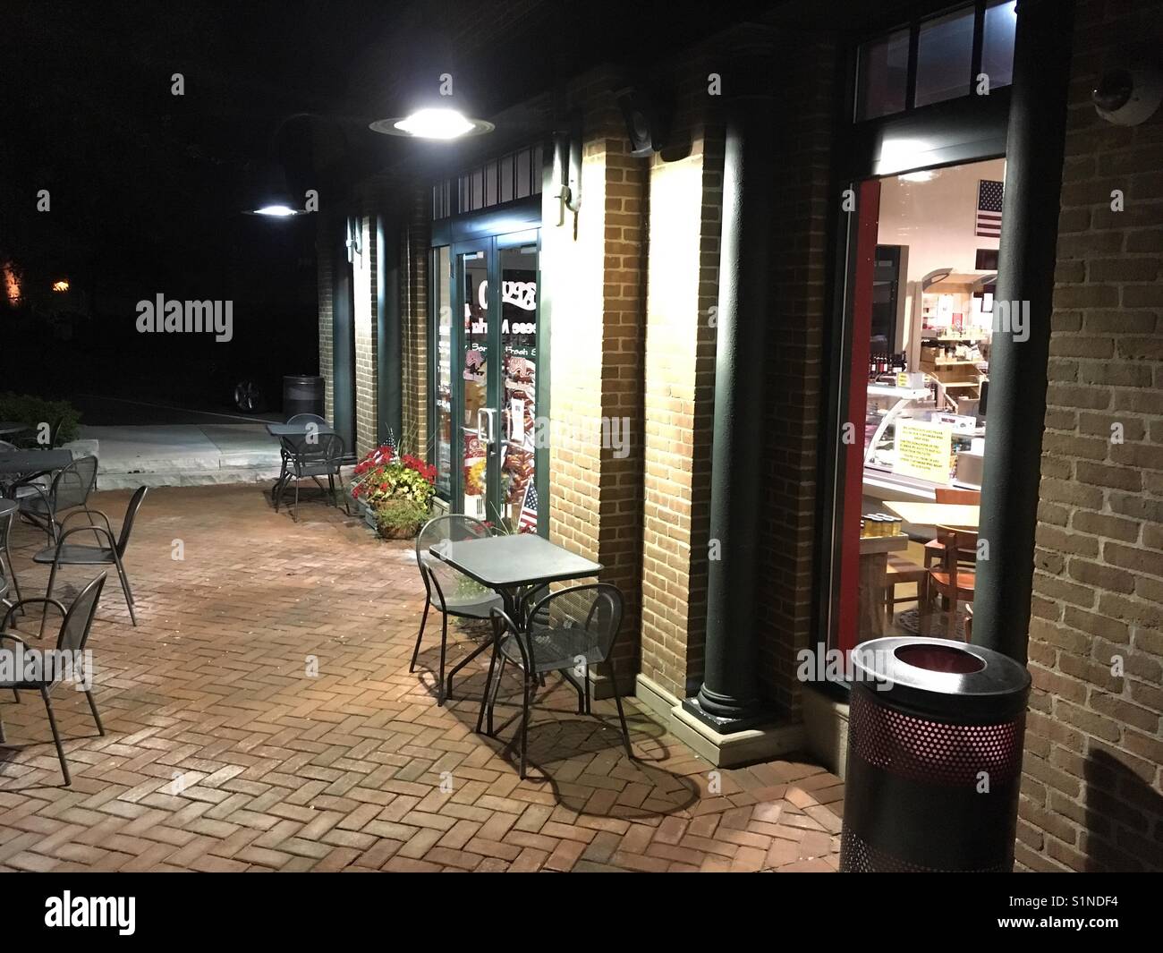 Storefront lights hi-res stock photography and images - Alamy