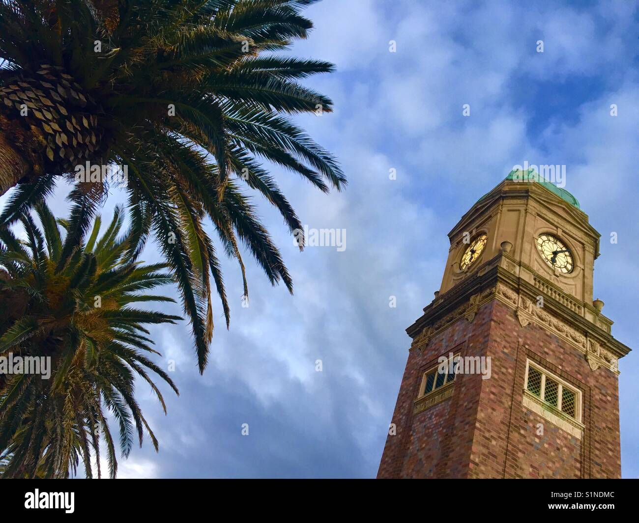 Art deco clock tower hi-res stock photography and images - Alamy