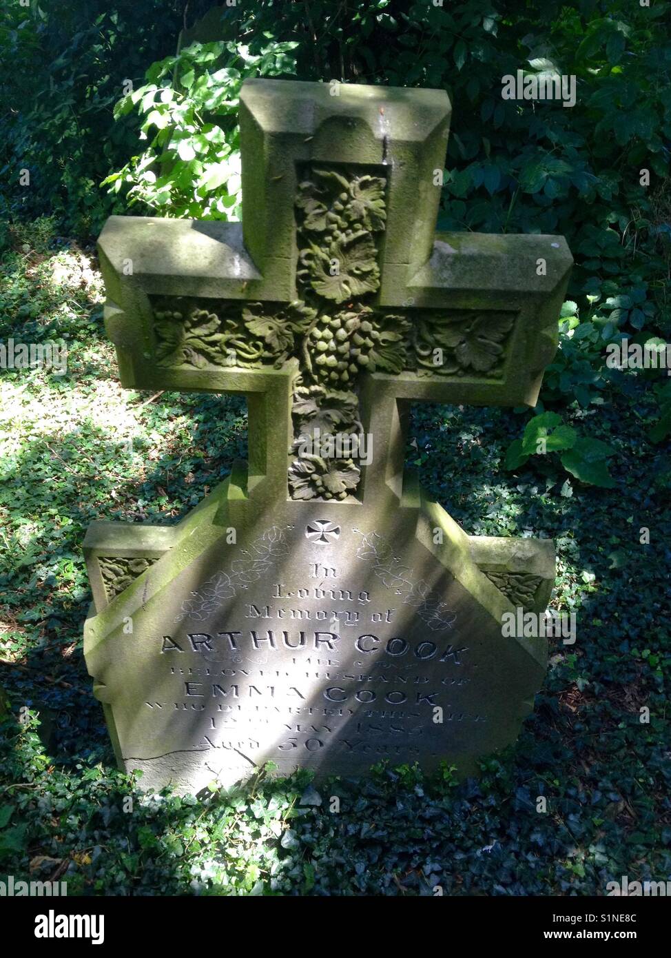 Cross on gravestone hi-res stock photography and images - Alamy