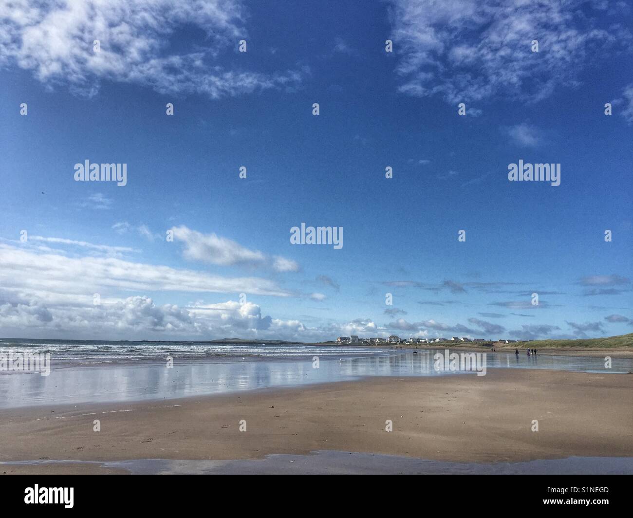 Broad Beach, Rhosneigr at low tide, late afternoon in September ...