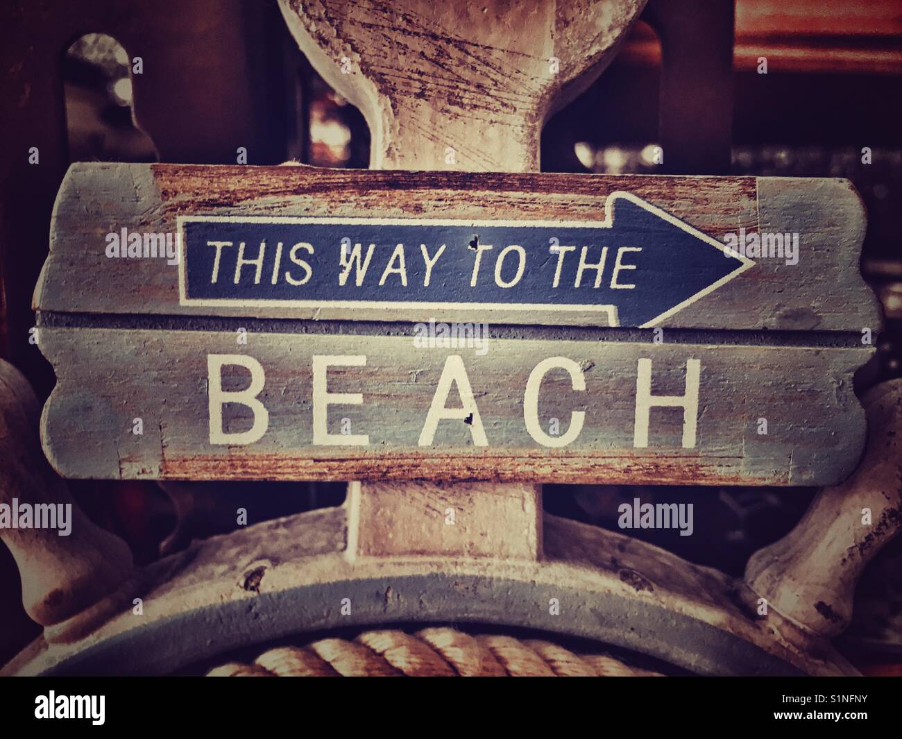 This Way To The Beach, sign and arrow Stock Photo - Alamy