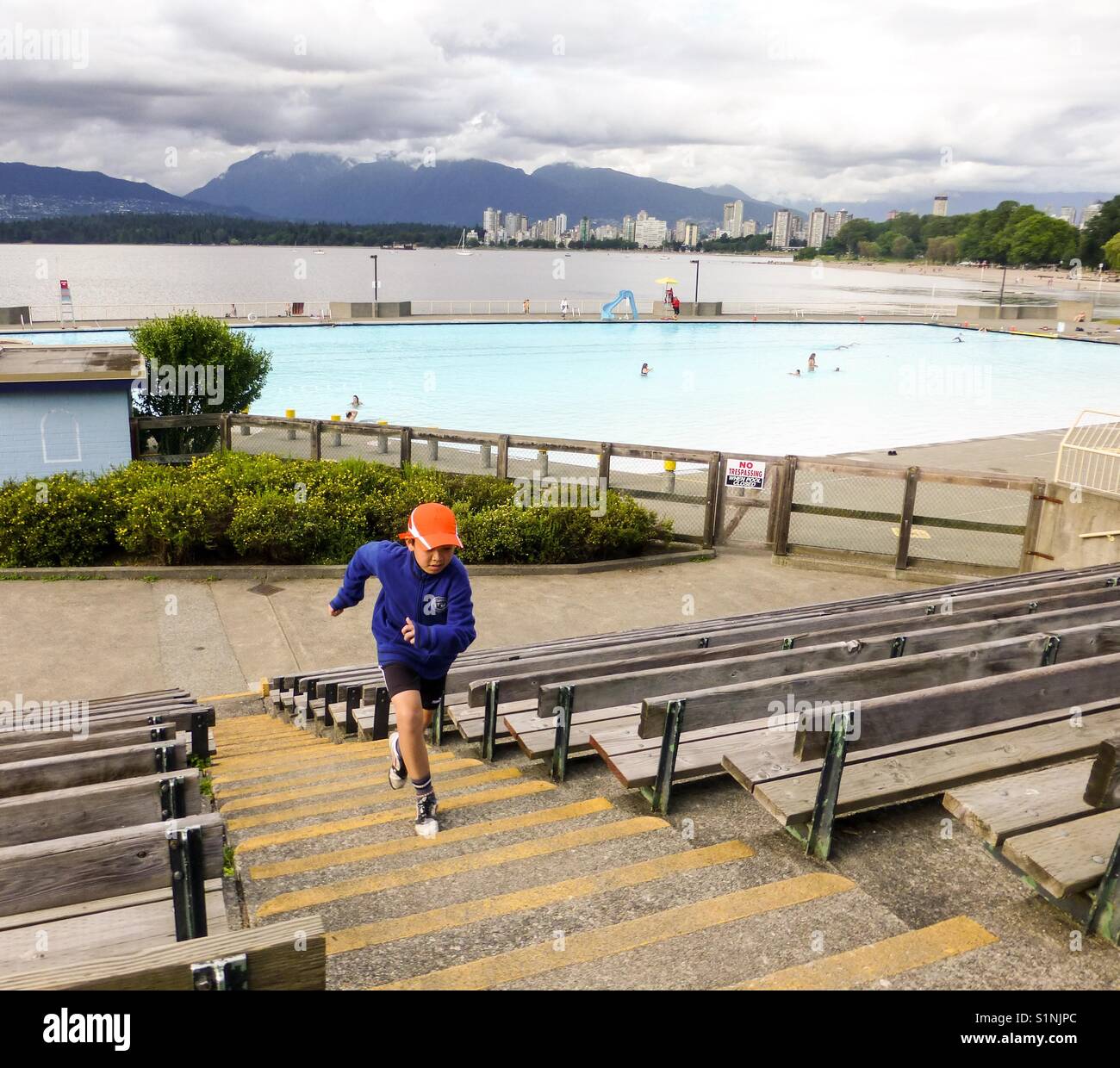 Pool and running track hi-res stock photography and images - Alamy