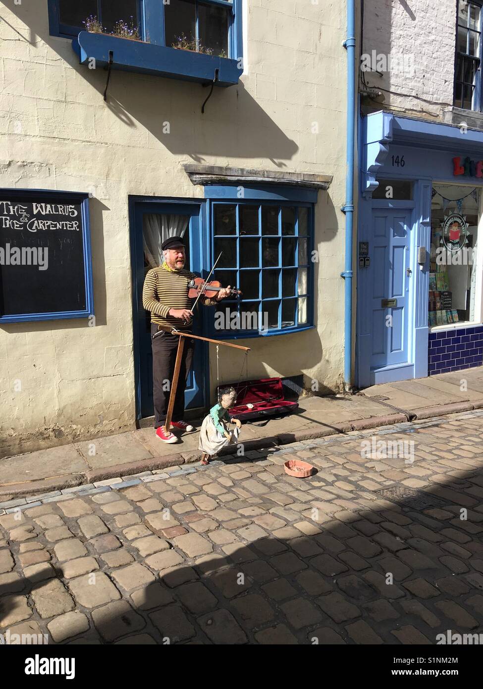 A street musician performing hi-res stock photography and images - Alamy