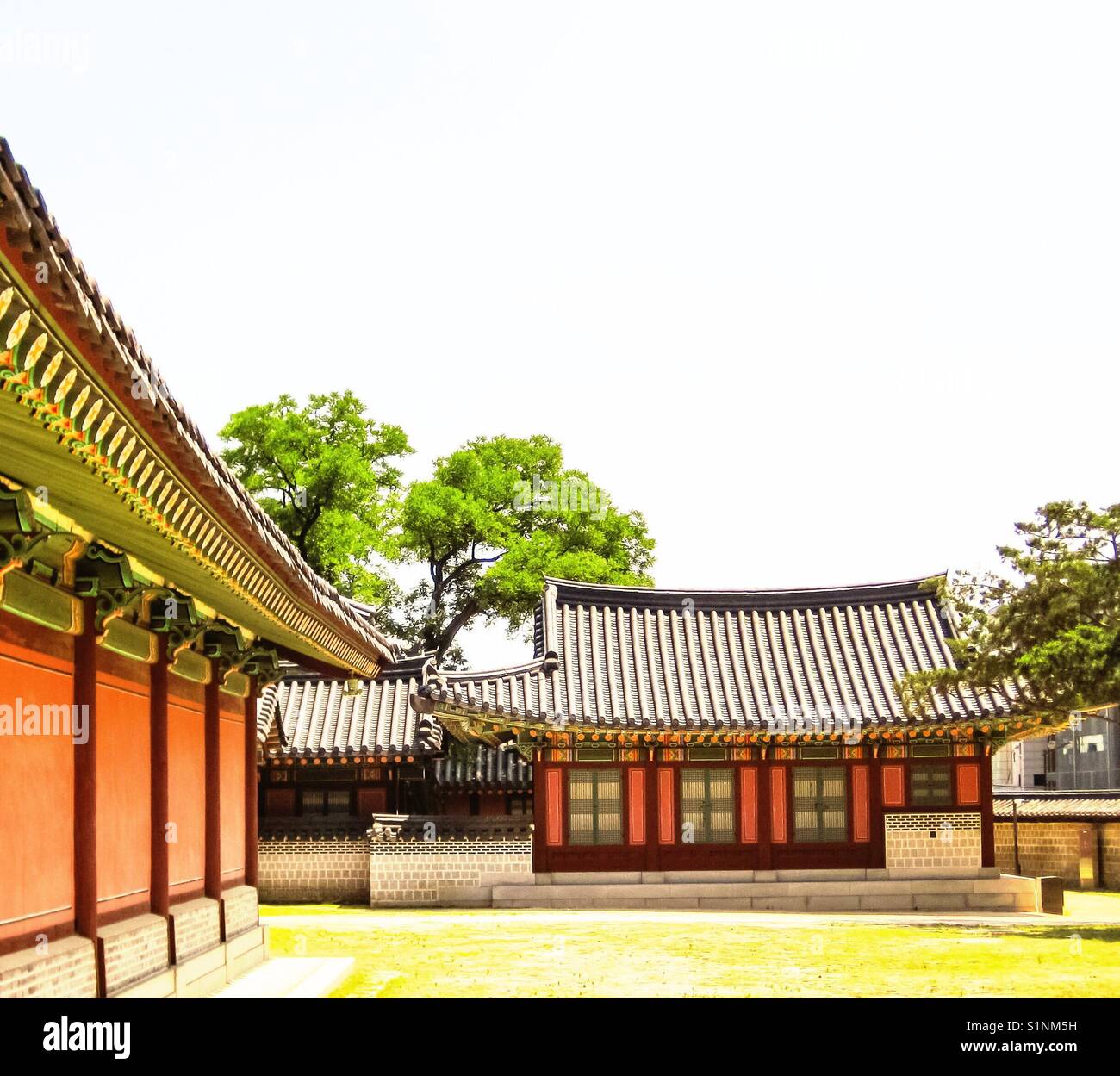 Korean palace hi-res stock photography and images - Alamy