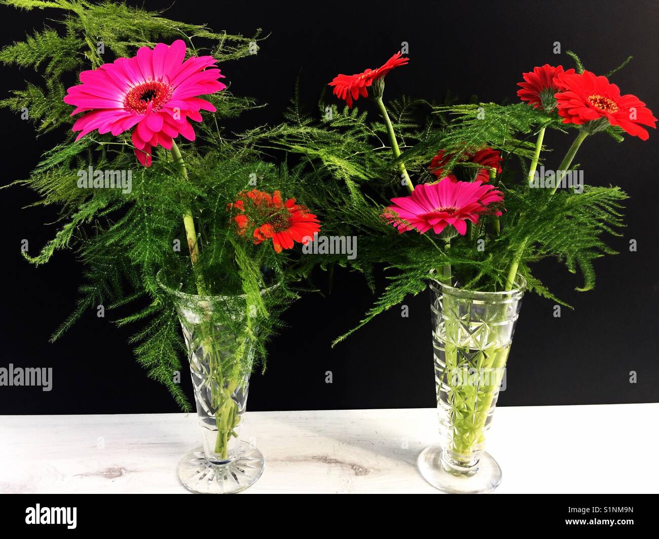 Pair of red vases hi-res stock photography and images - Alamy