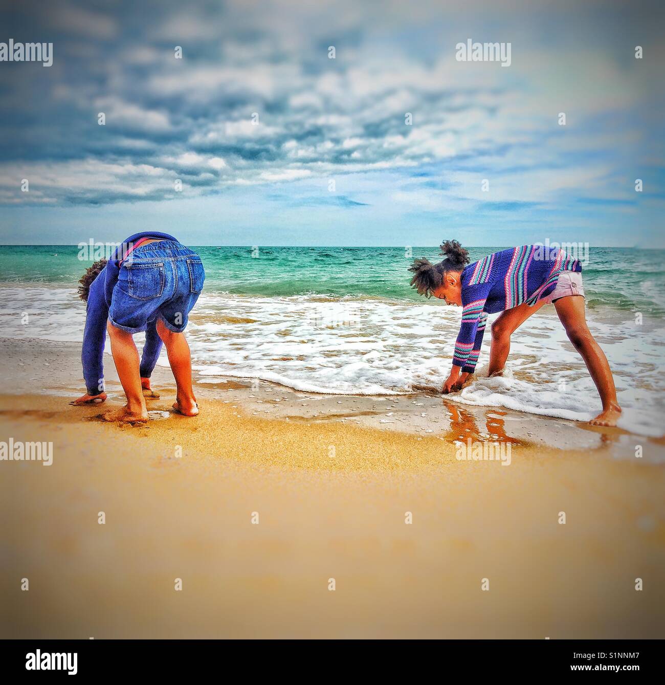 Kids at the beach Stock Photo - Alamy