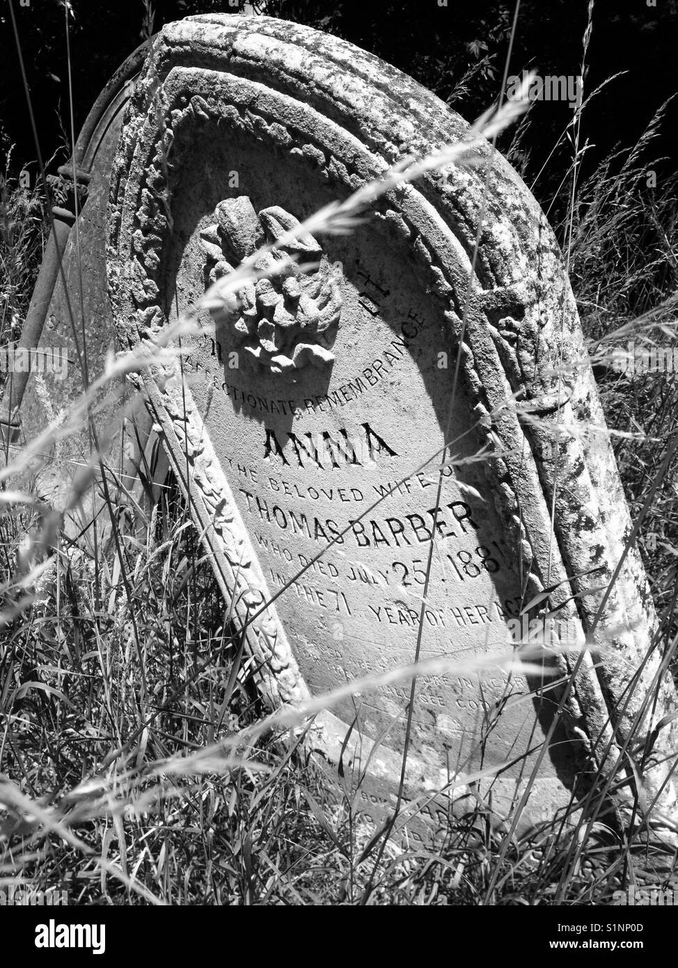 Gravestone black and white hi-res stock photography and images - Alamy