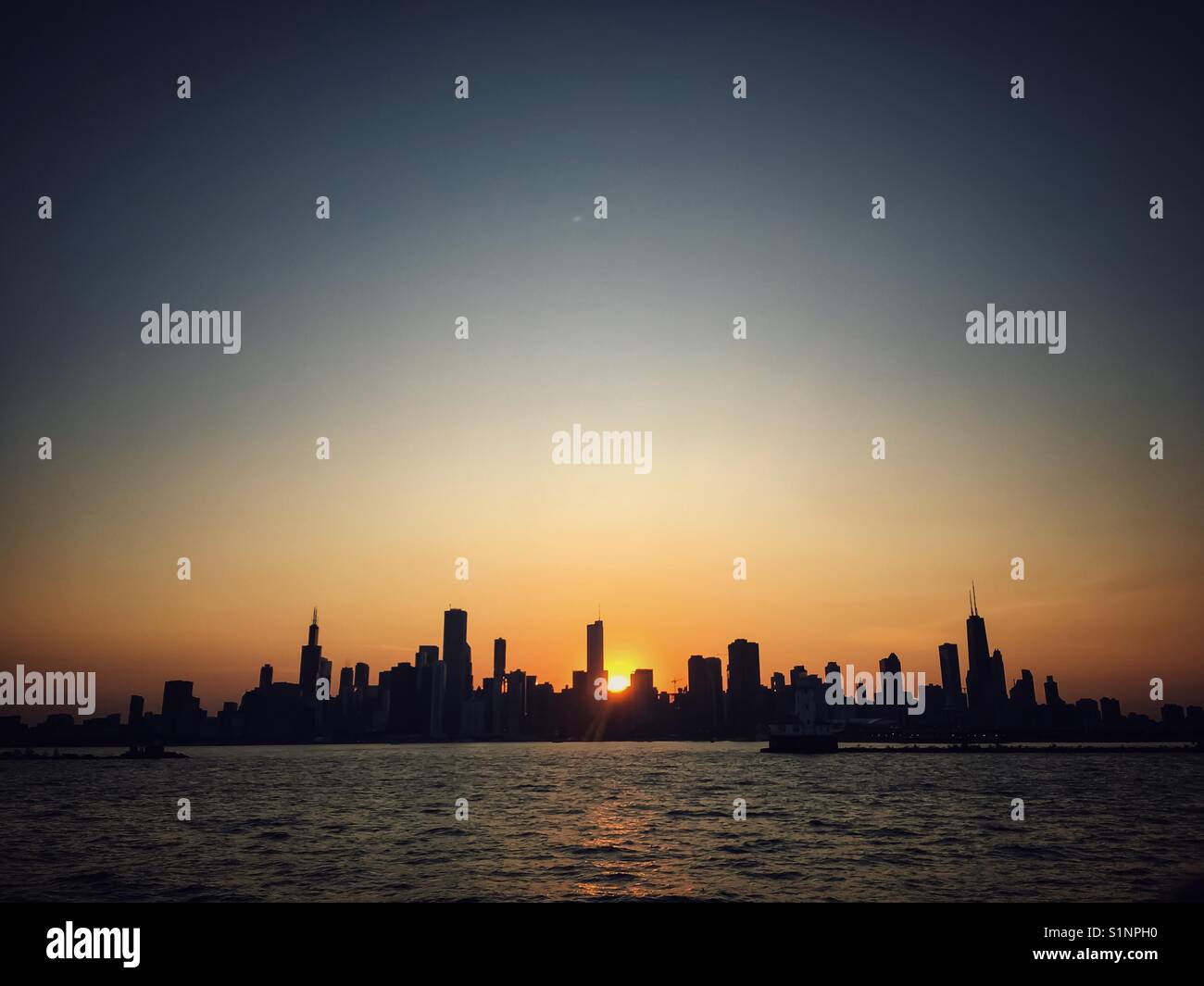Chicago skyline sunset hi-res stock photography and images - Alamy
