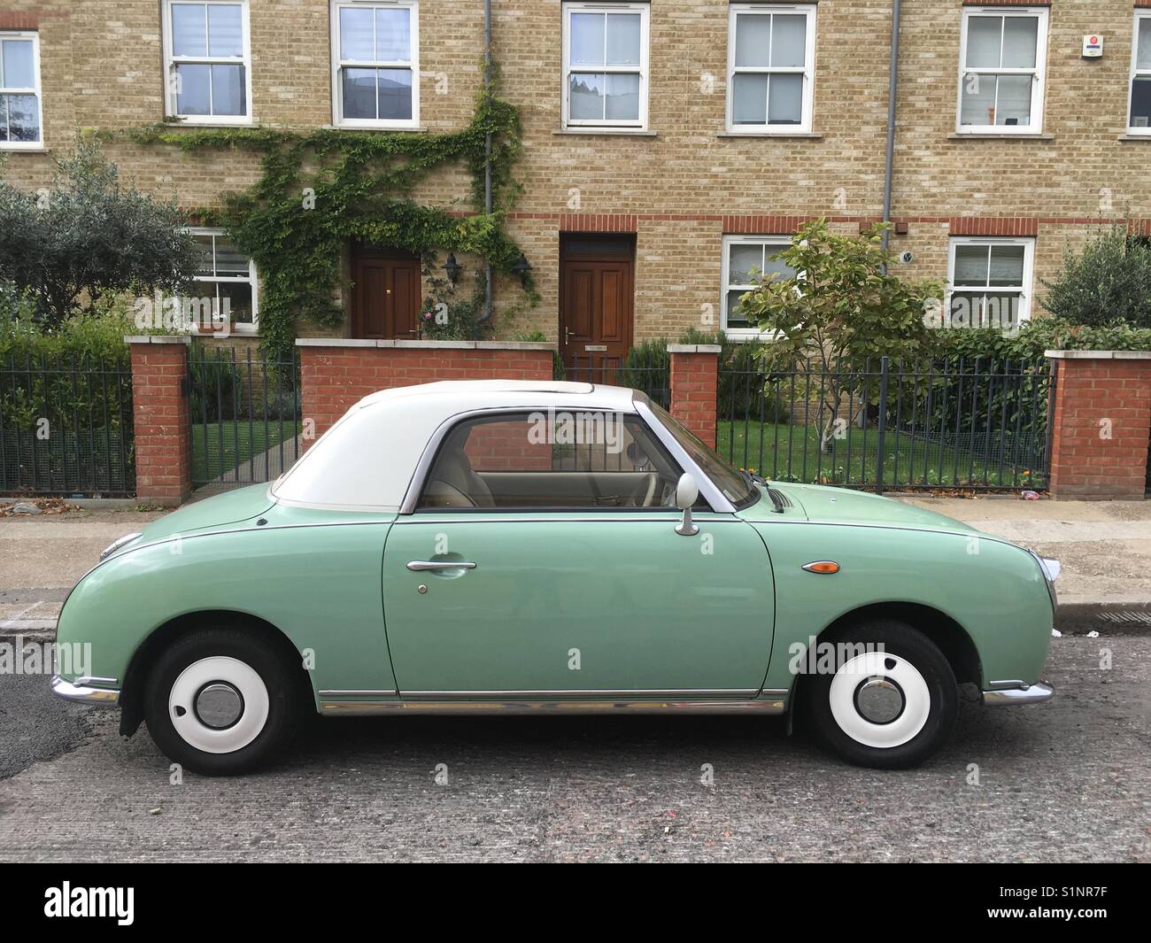 Classic car with sunroof hi-res stock photography and images - Alamy
