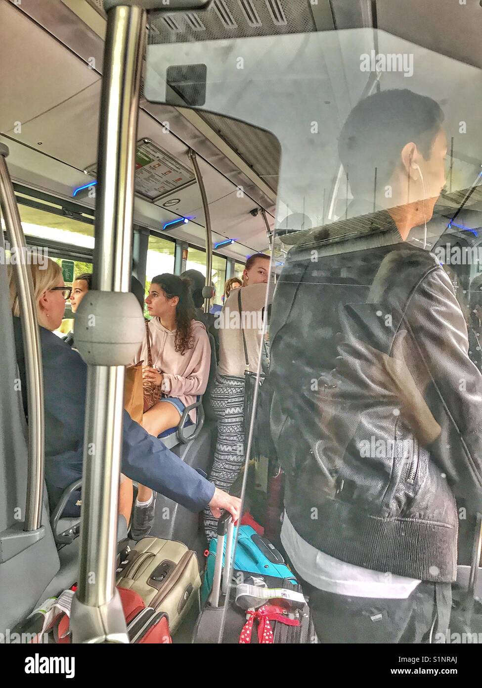 Airport bus hi-res stock photography and images - Alamy