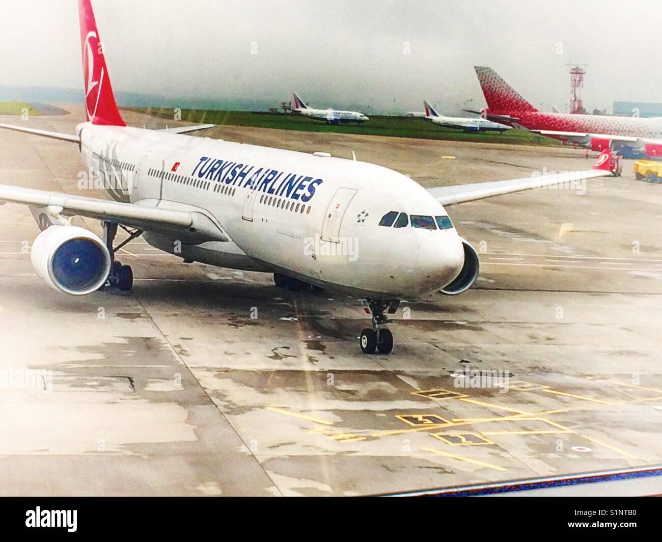 Turkish airlines plane hi-res stock photography and images - Alamy