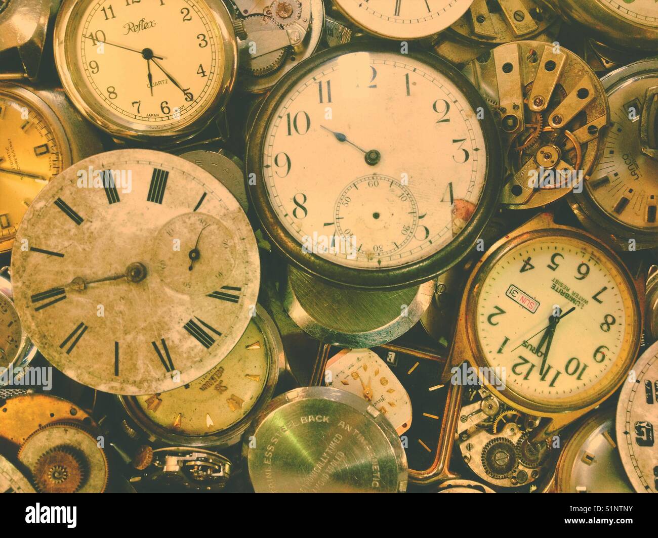Vintage clock faces hi-res stock photography and images - Alamy
