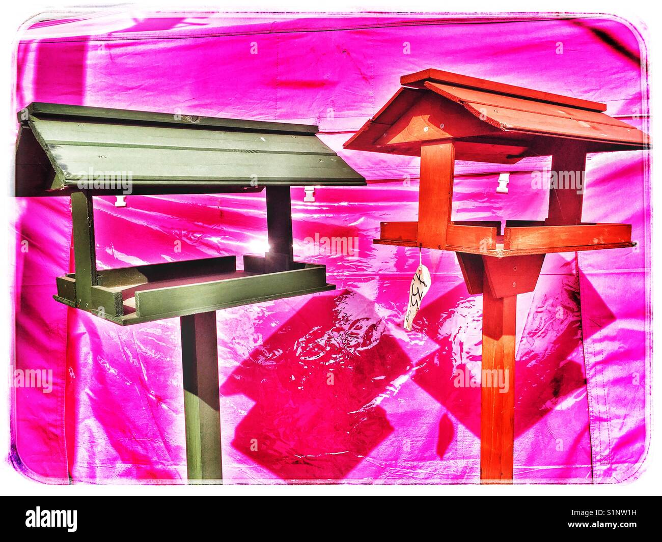 Bird tables hi-res stock photography and images - Alamy