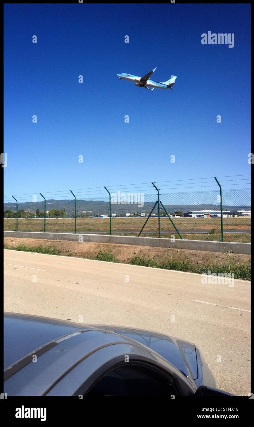 Incoming plane hi-res stock photography and images - Alamy