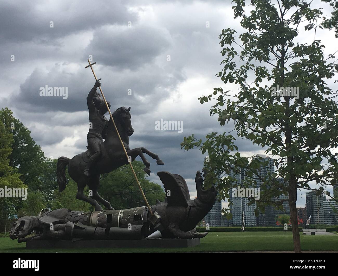 United nations statue hi-res stock photography and images - Alamy