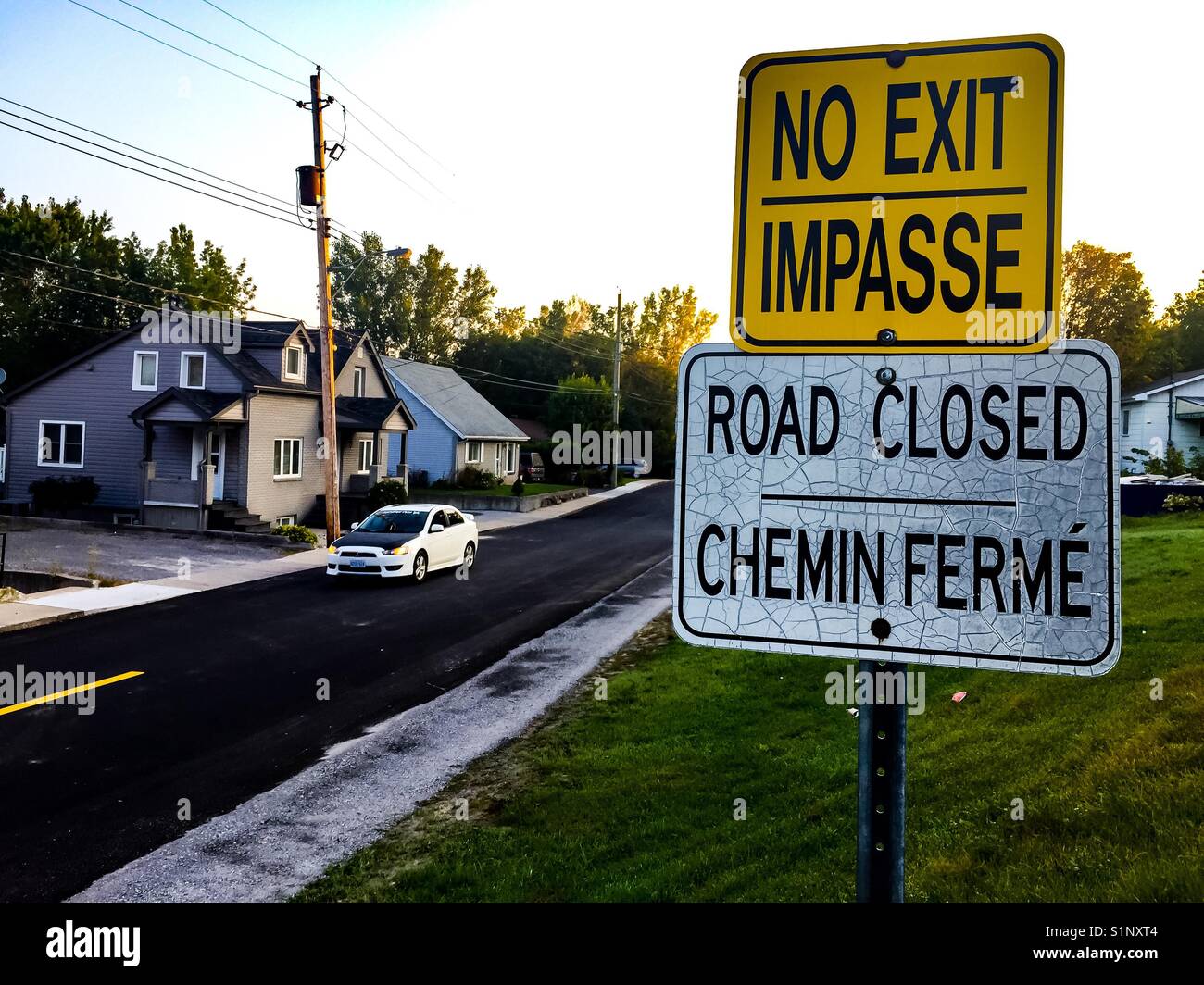 French exit sign hi-res stock photography and images - Alamy
