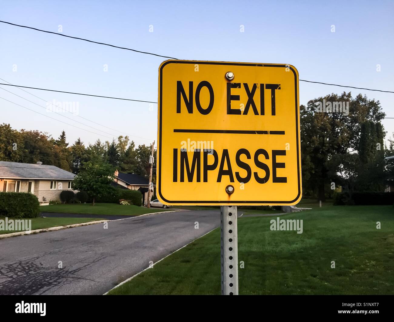 Exit sign languages hi-res stock photography and images - Alamy