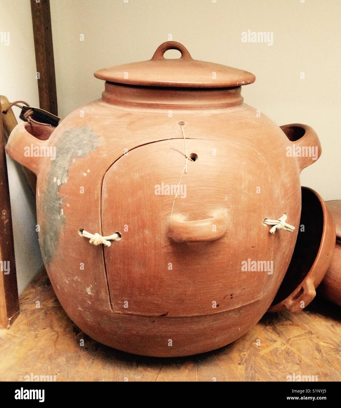 Clay oven hi-res stock photography and images - Alamy