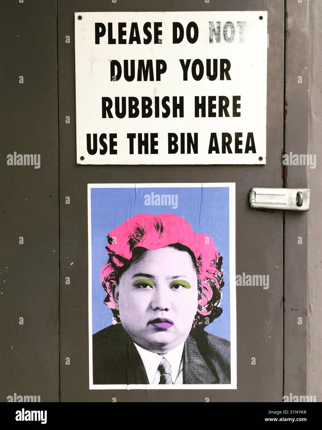 Rubbish bin sign hi-res stock photography and images - Alamy