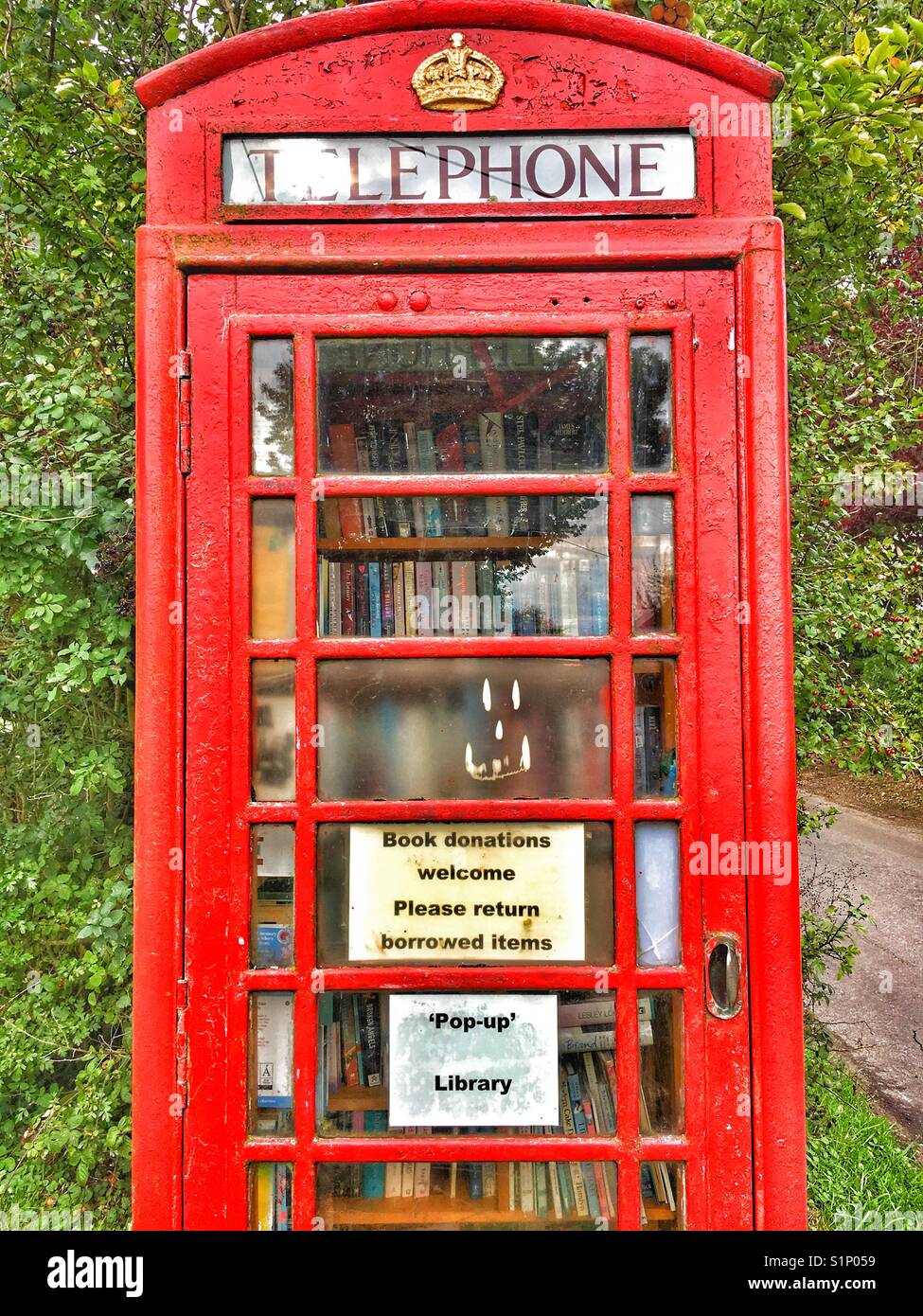 Pop Up Library In a disused Telephone Box Stock Photo - Alamy
