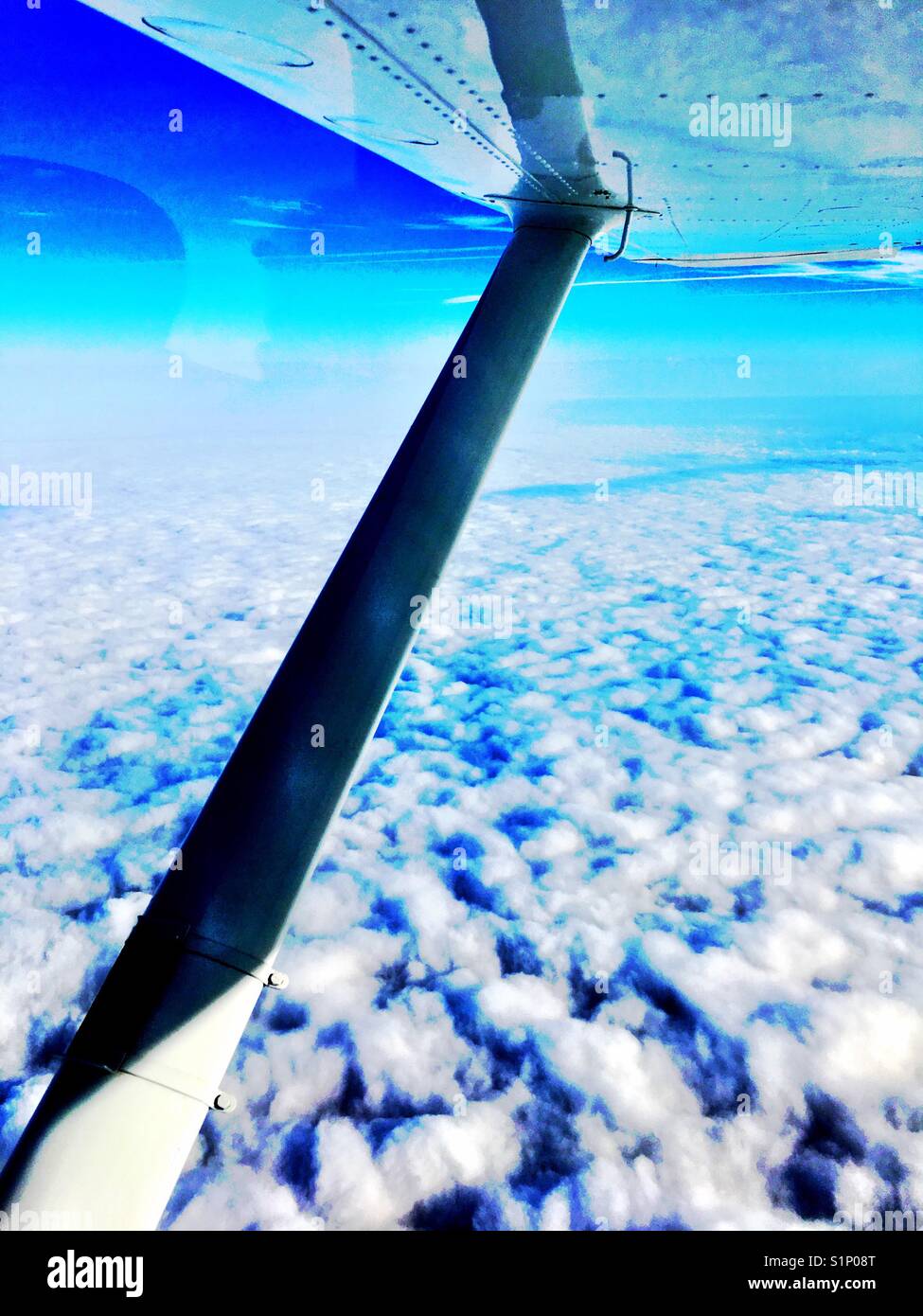 Clouds airplane hi-res stock photography and images - Alamy