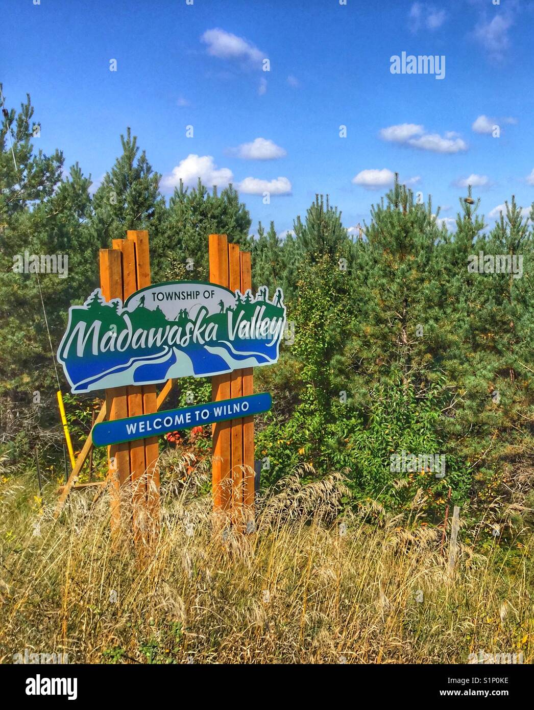 A wooden welcome roadside sign Stock Photo - Alamy