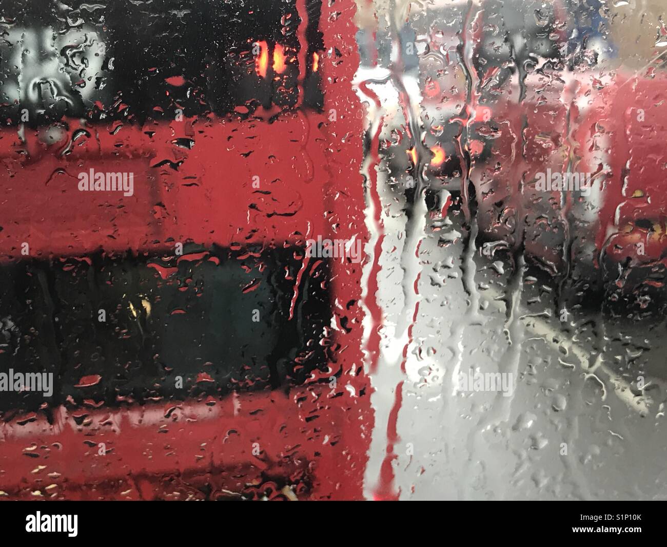 Bus stop and rain hi-res stock photography and images - Alamy