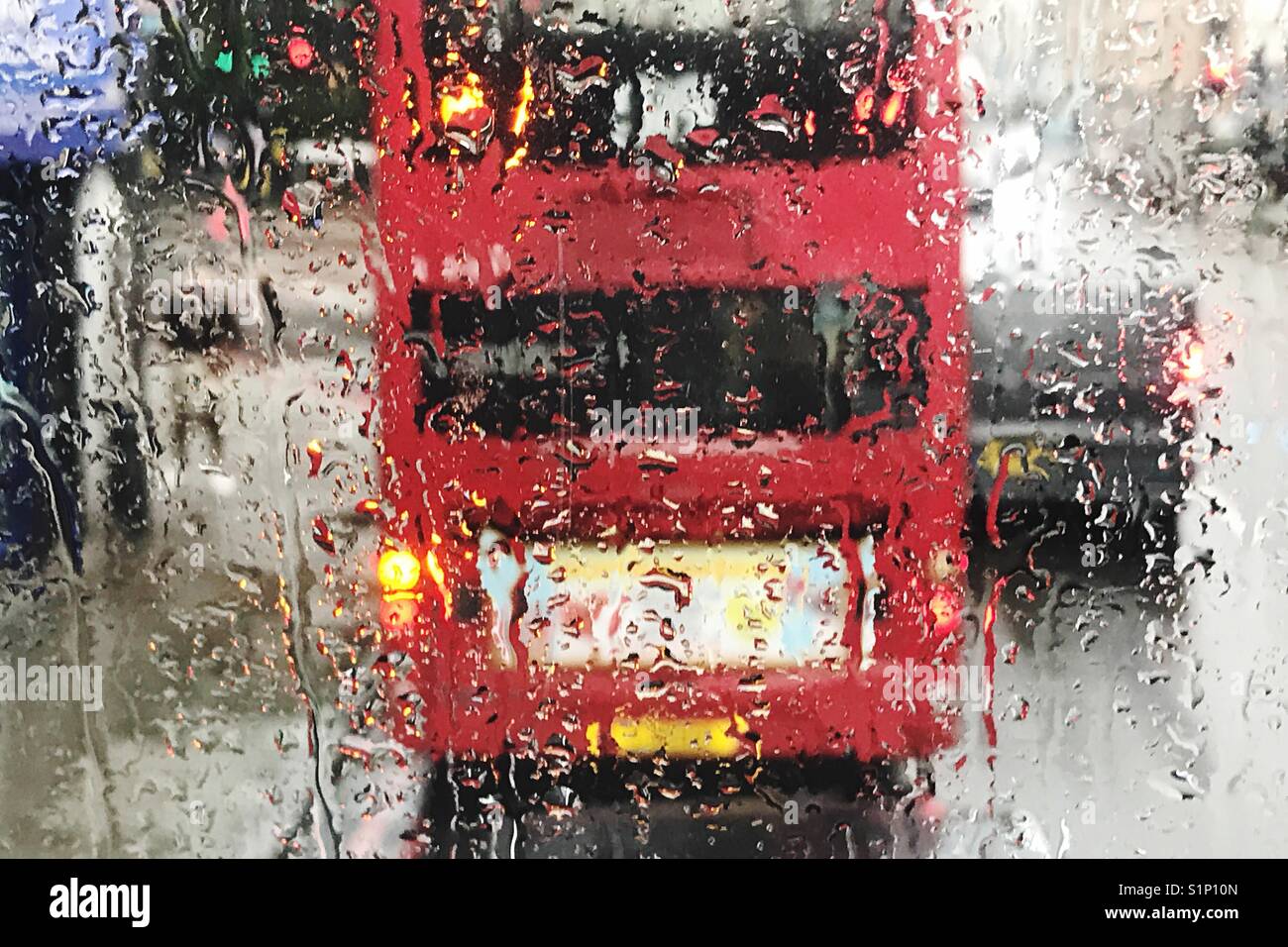 Bus stop and rain hi-res stock photography and images - Alamy