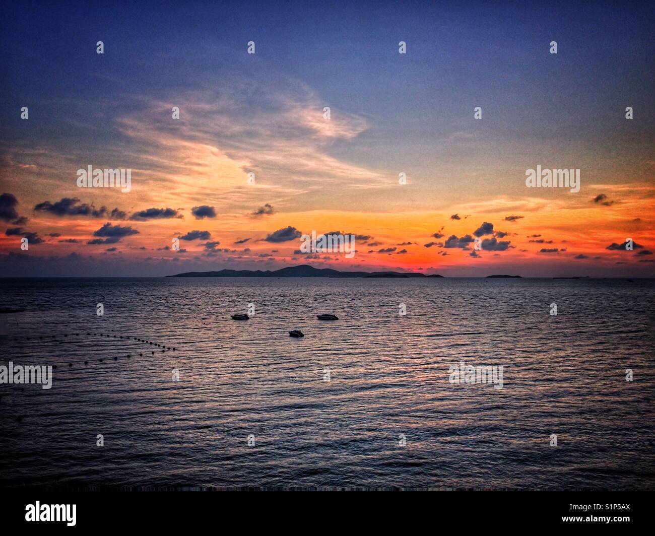 Koh lan island hi-res stock photography and images - Alamy