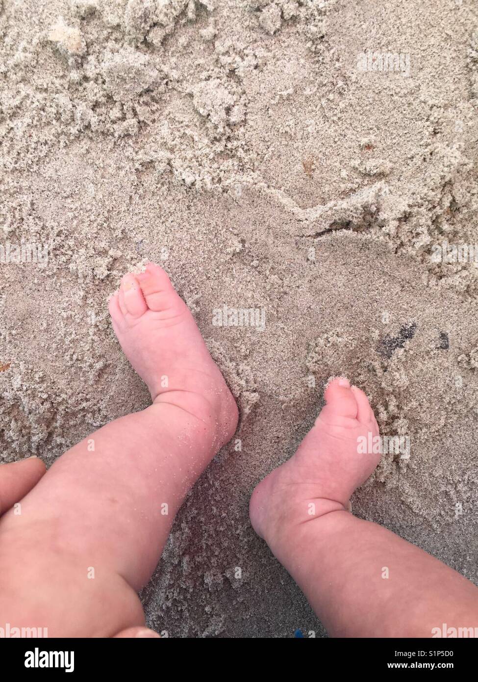 Baby foot sand toes hi-res stock photography and images - Alamy