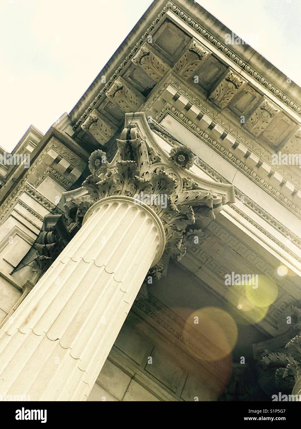 Classic columns hi-res stock photography and images - Alamy