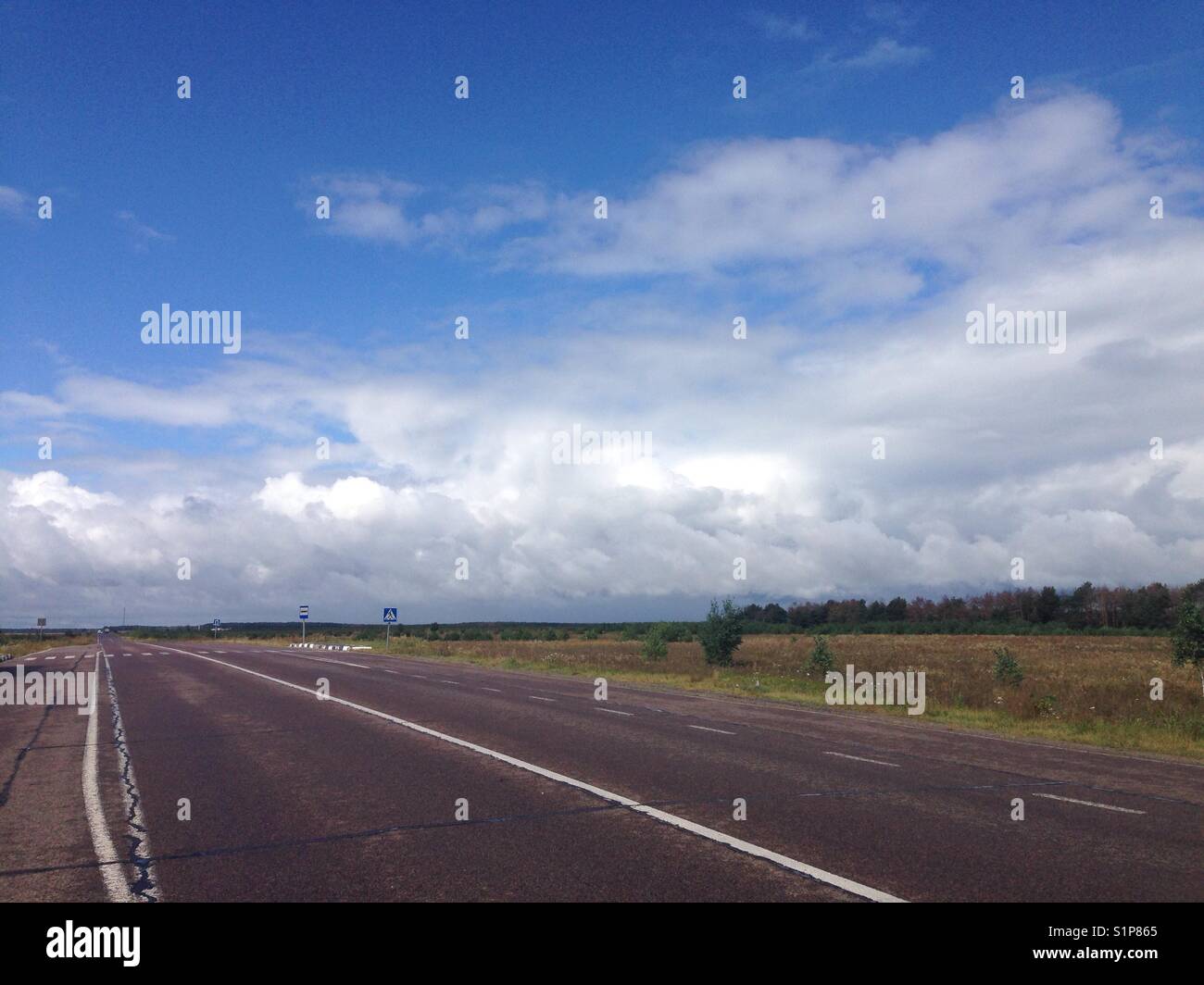 Empty road background hi-res stock photography and images - Alamy