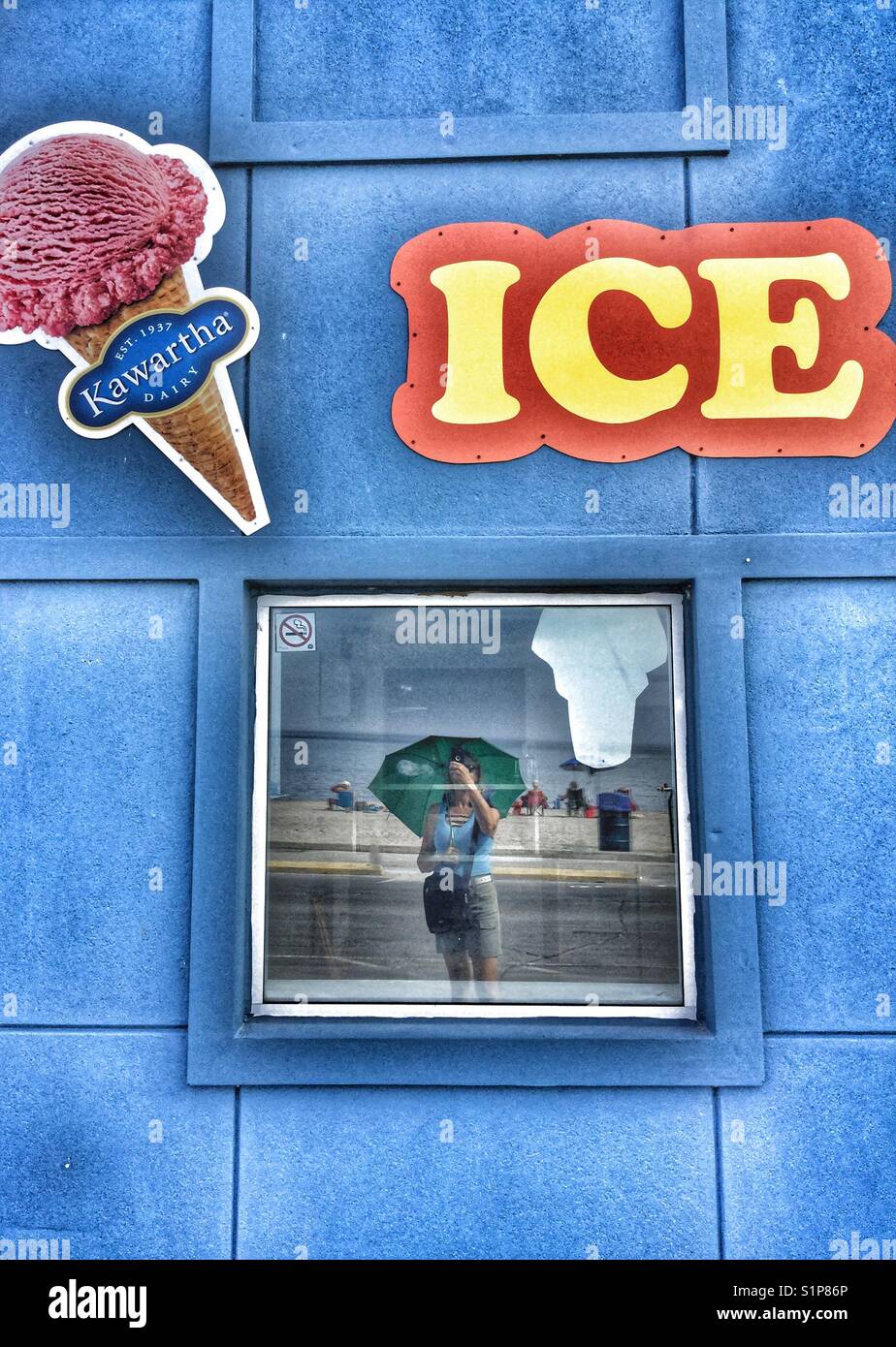 Ice cream shop window hi-res stock photography and images - Alamy