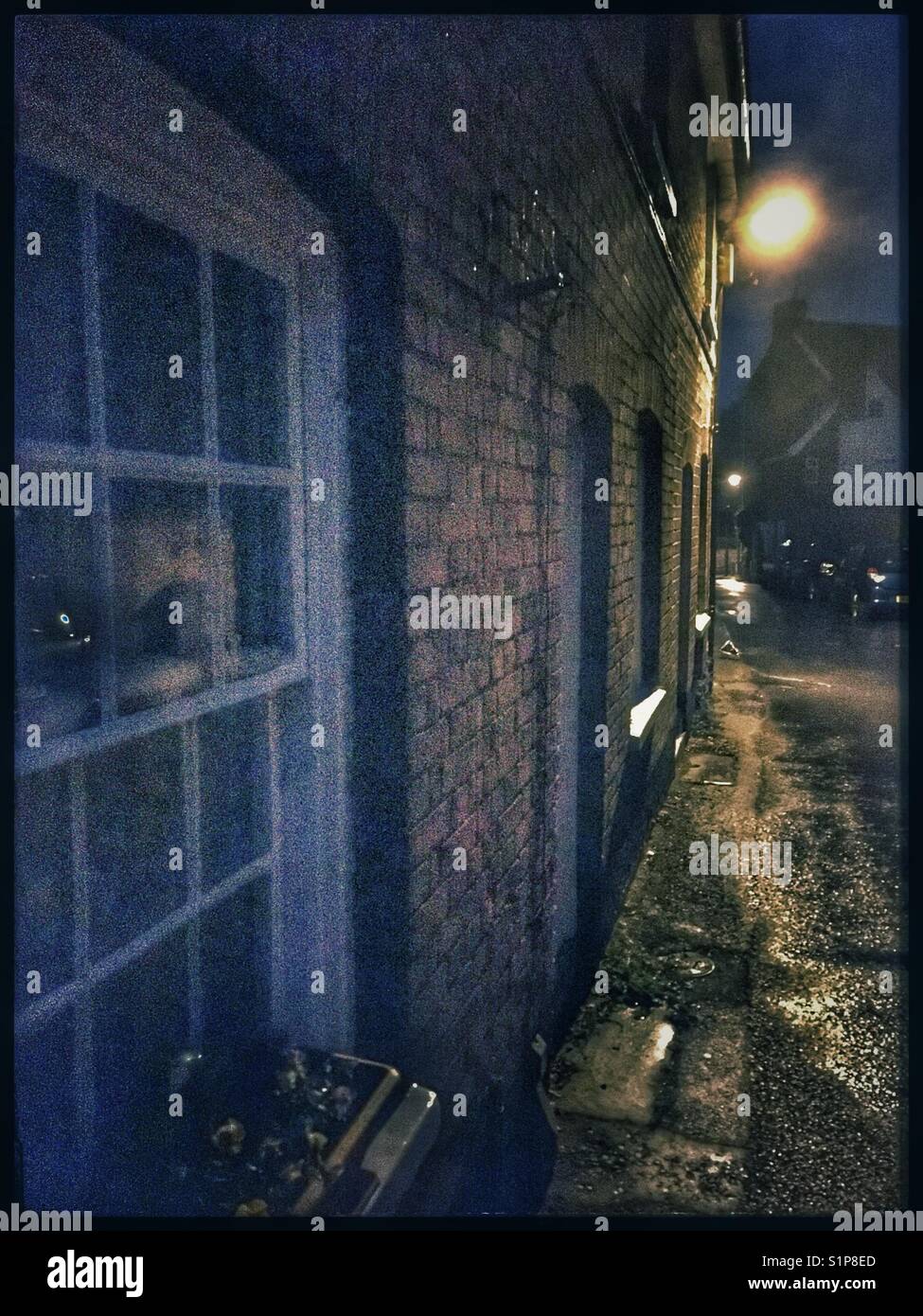 Dark alleys england hi-res stock photography and images - Alamy