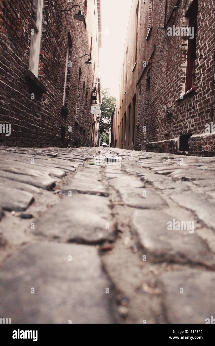 Red brick alley hi-res stock photography and images - Alamy
