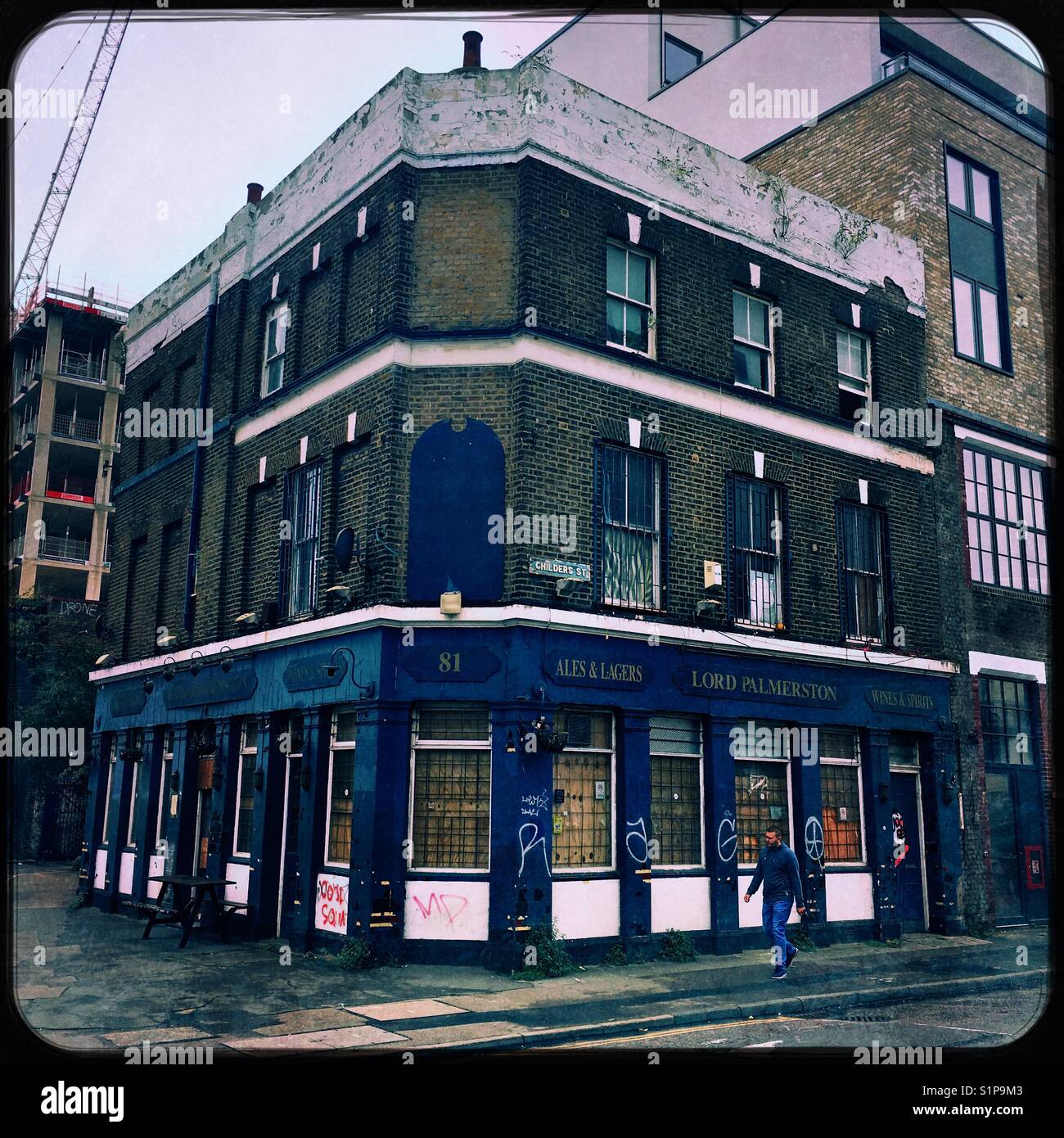 Derelict pub hi-res stock photography and images - Alamy