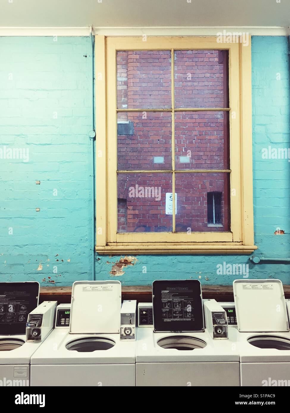 Coin laundry hi-res stock photography and images - Alamy