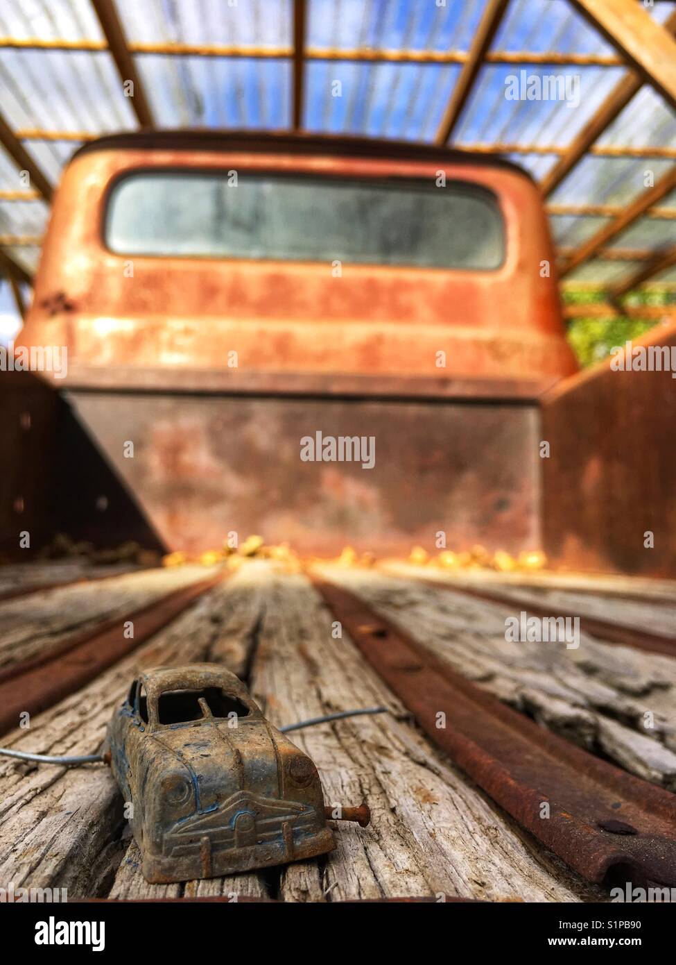 Flatbed trucks hi-res stock photography and images - Alamy