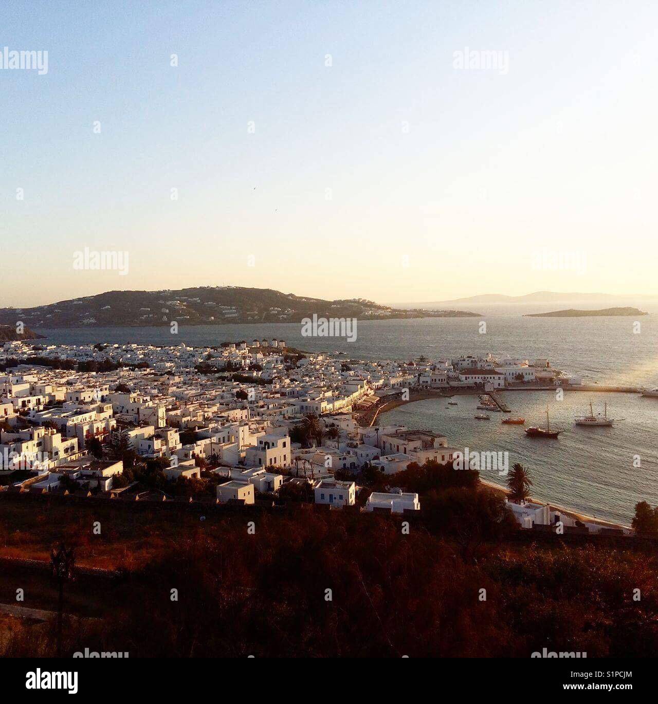 180 sunset bar mykonos hi-res stock photography and images - Alamy