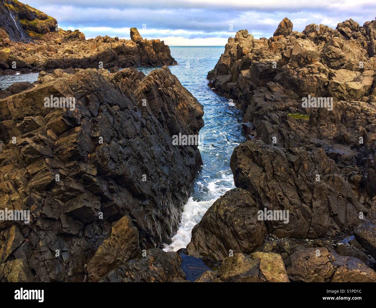 Rocky seaside hi-res stock photography and images - Alamy