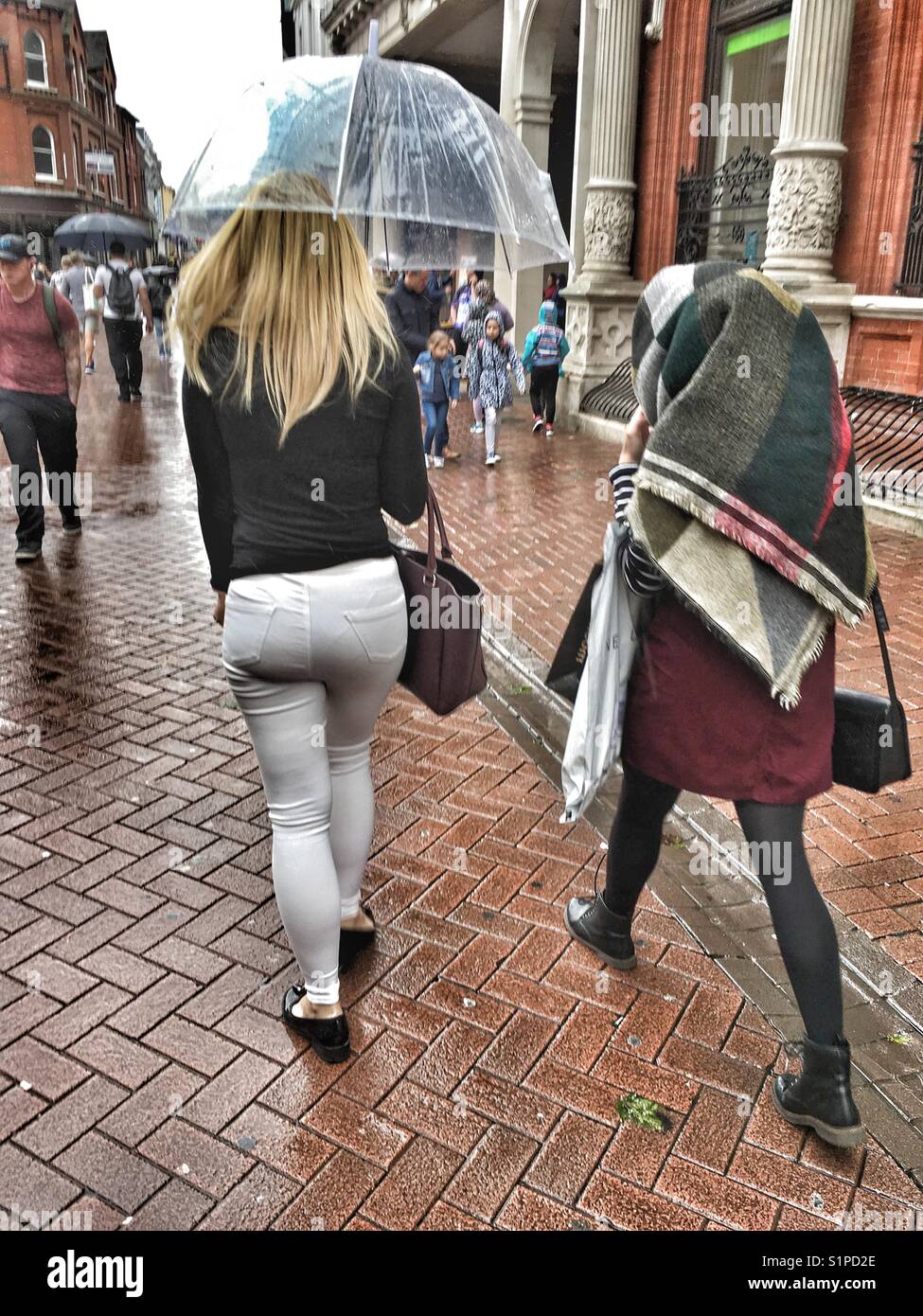 Girls walking in the rain Stock Photo - Alamy