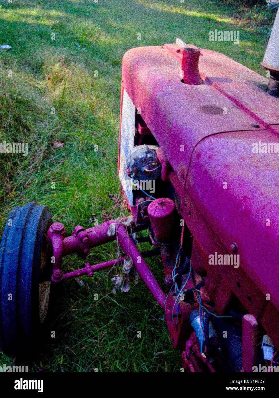 Vintage red tractor hi-res stock photography and images - Alamy