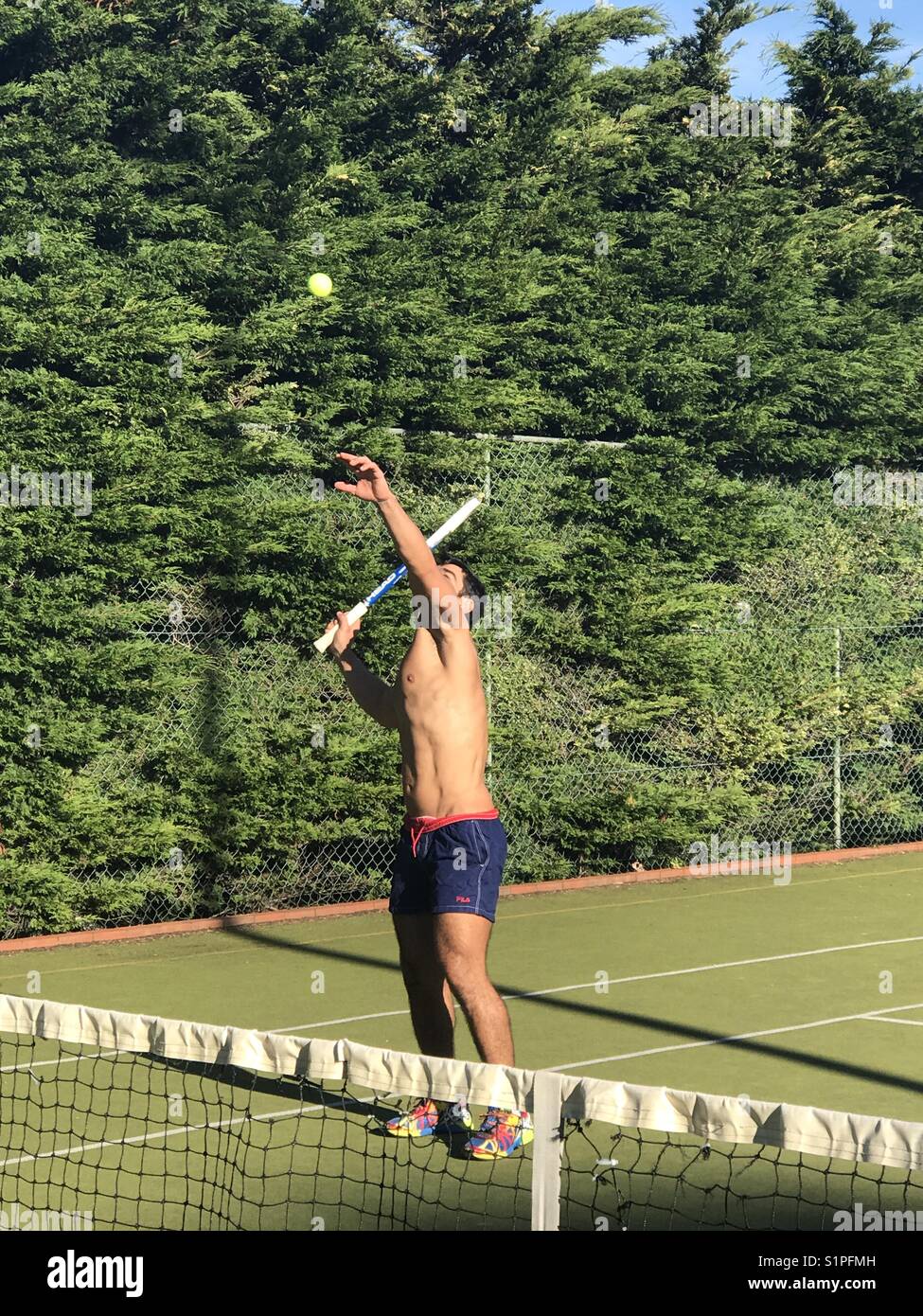 Tennis man serving hi-res stock photography and images - Alamy