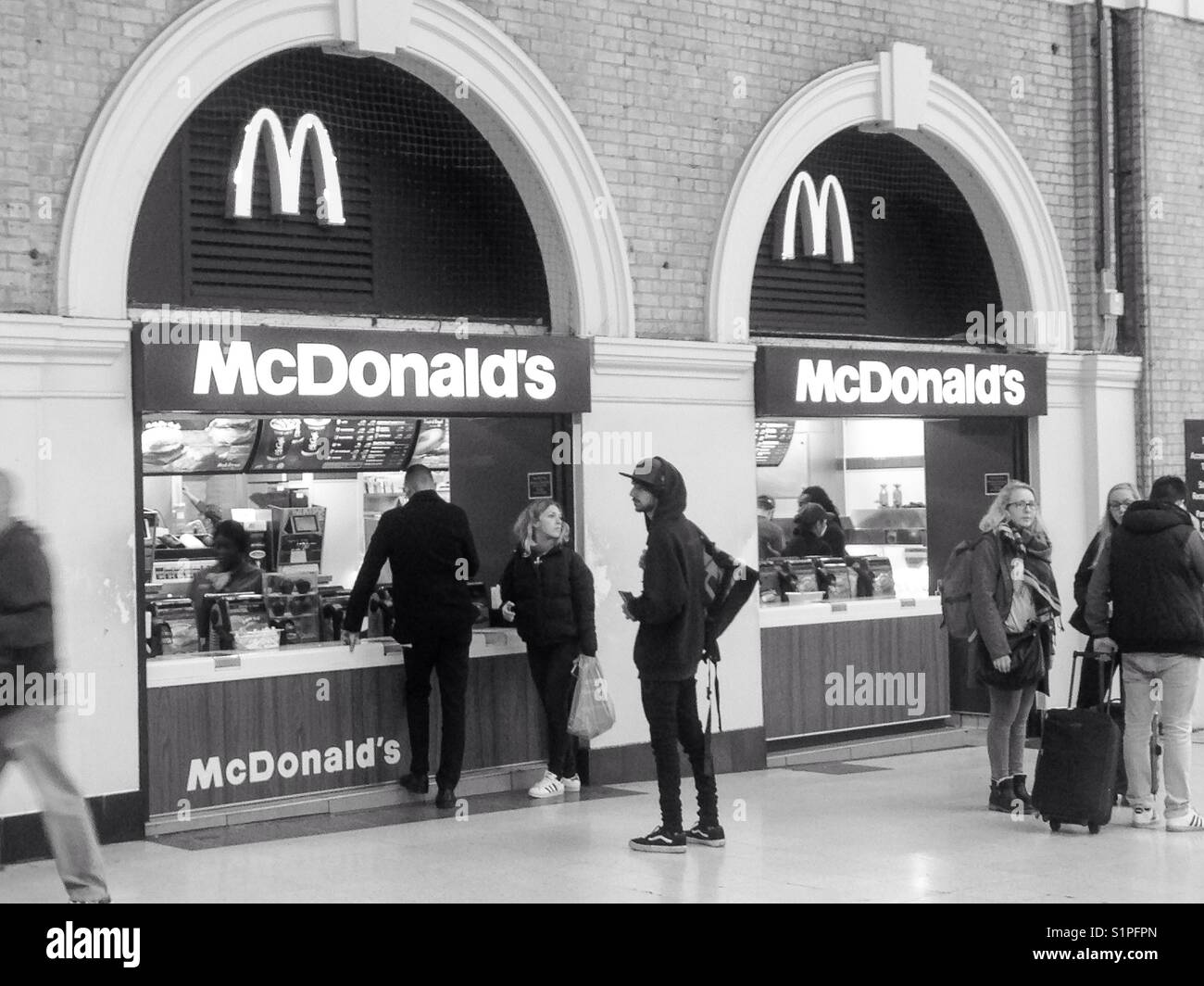 Victoria station restaurant hi-res stock photography and images - Alamy
